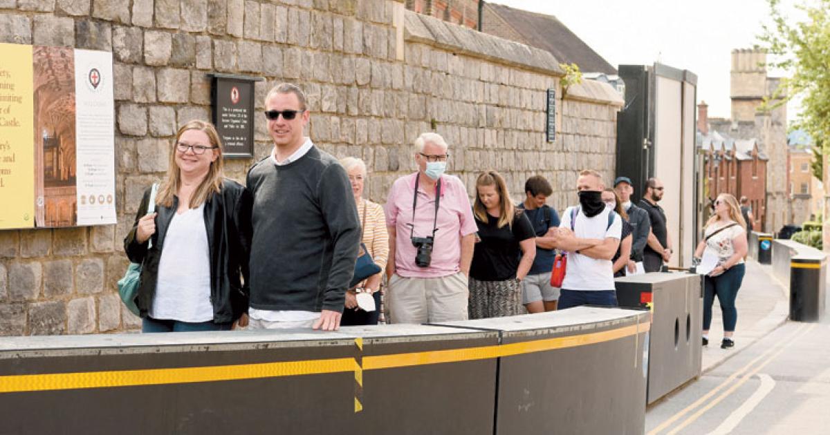 Queue returns as Windsor Castle reopens to the public - Photo 2 of 10 ...