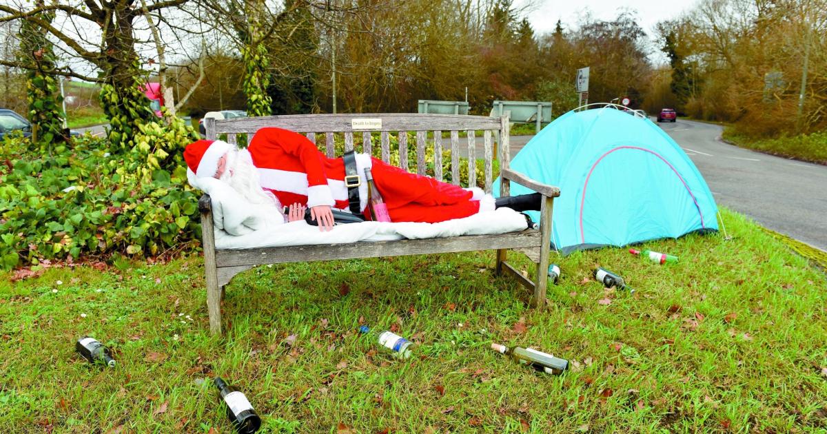 Anonymous artist Impro delivers a sleeping Santa to Sonning - Slough ...