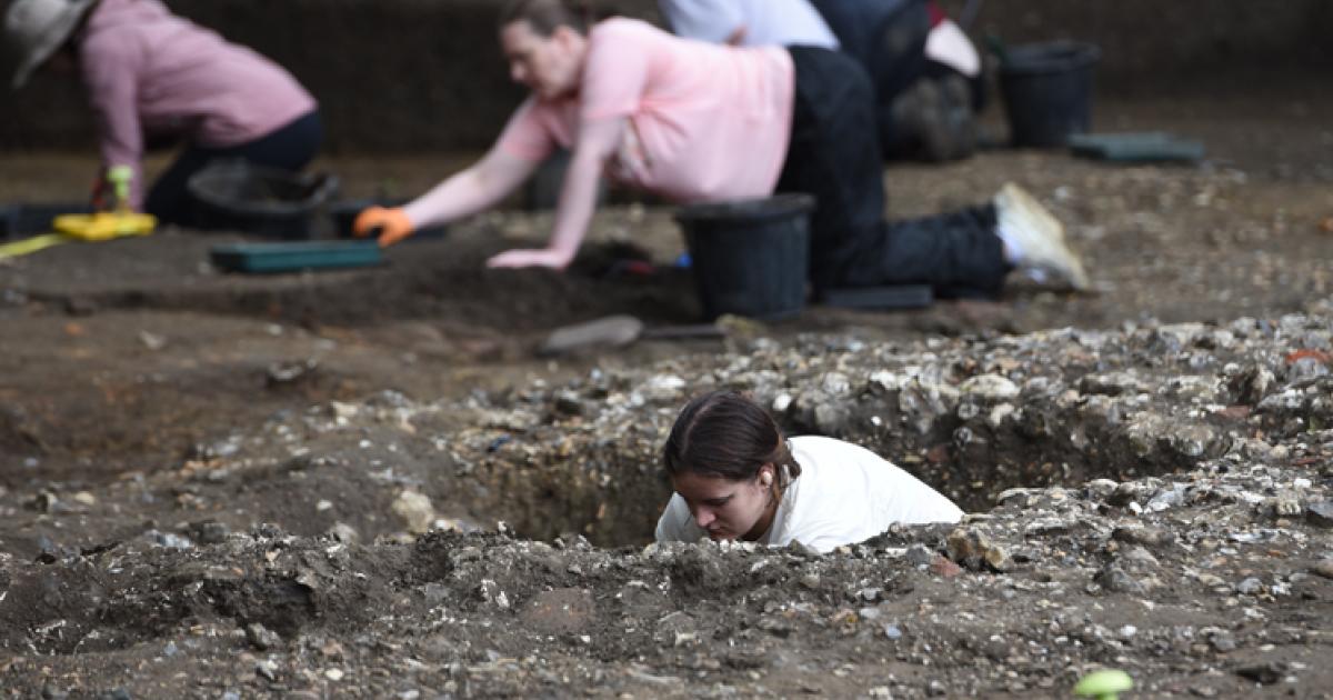 Archaeologists uncover further remains and ancient artefacts at Cookham ...