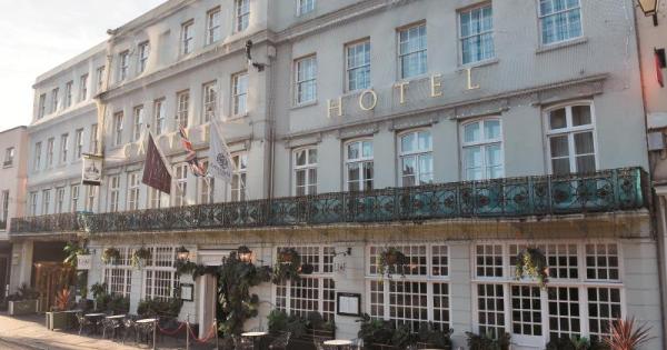 Castle Hotel retains outdoor seating after councillors split on ...