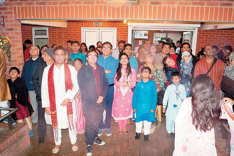 'Jubilant' Diwali celebrations held at Slough Hindu Temple - Photo 1 of ...